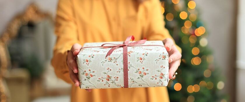 Pomysł na prezent dla rodziców na Święta 2025. Co kupić mamie i tacie ...